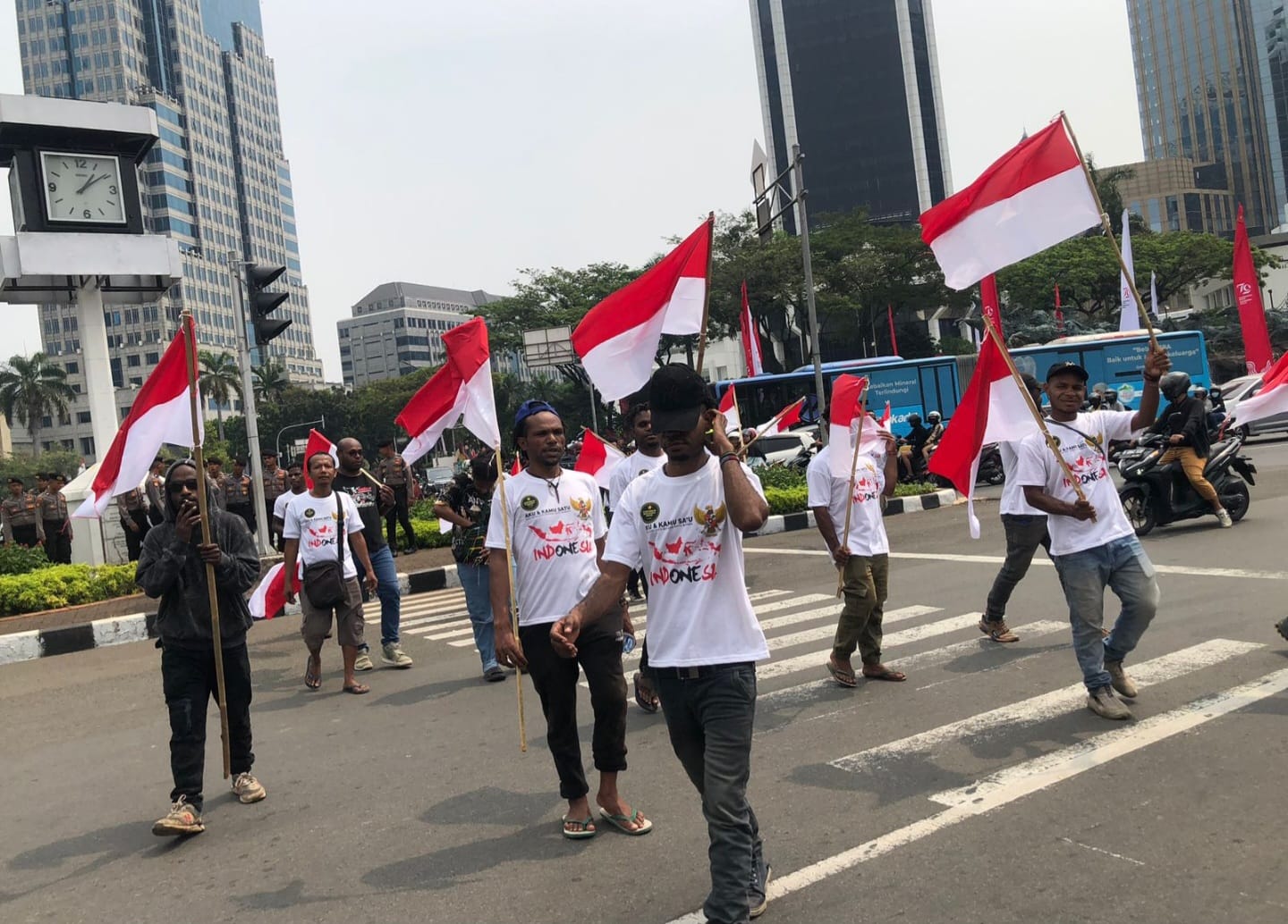 Mahasiswa Asal Papua Bagi-bagi Bendera Merah Putih, Rayakan Momen HUT ...